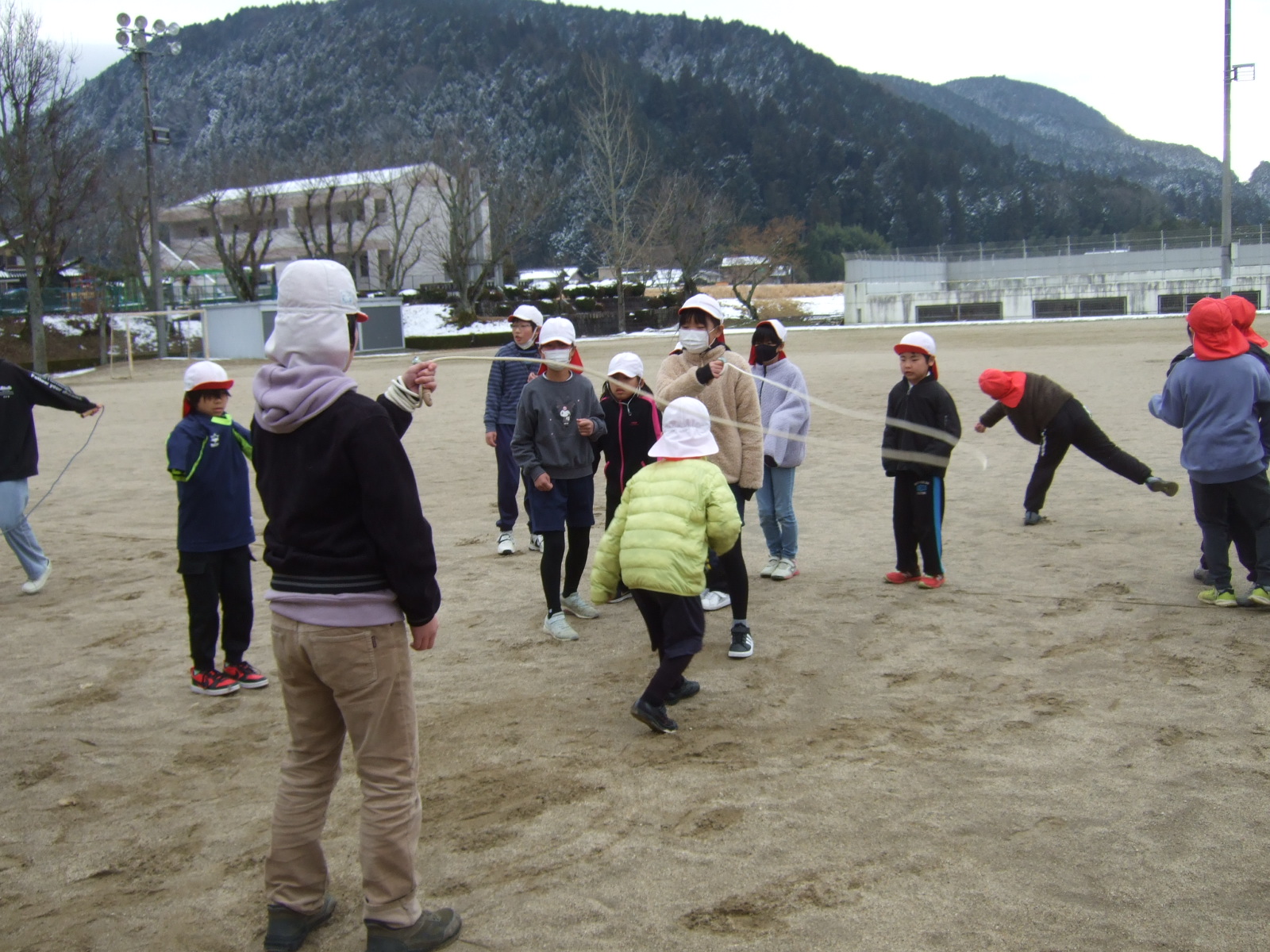 1月13日大縄跳び大会に向けて(20分休み）／ようこそ恵那市へ｜恵那市公式ウェブサイト