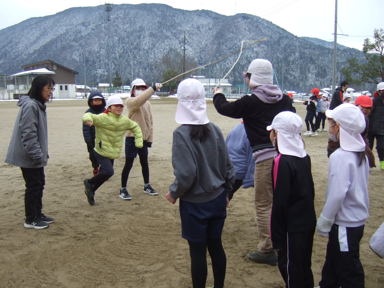 1月13日大縄跳び大会に向けて(20分休み）／ようこそ恵那市へ｜恵那市公式ウェブサイト